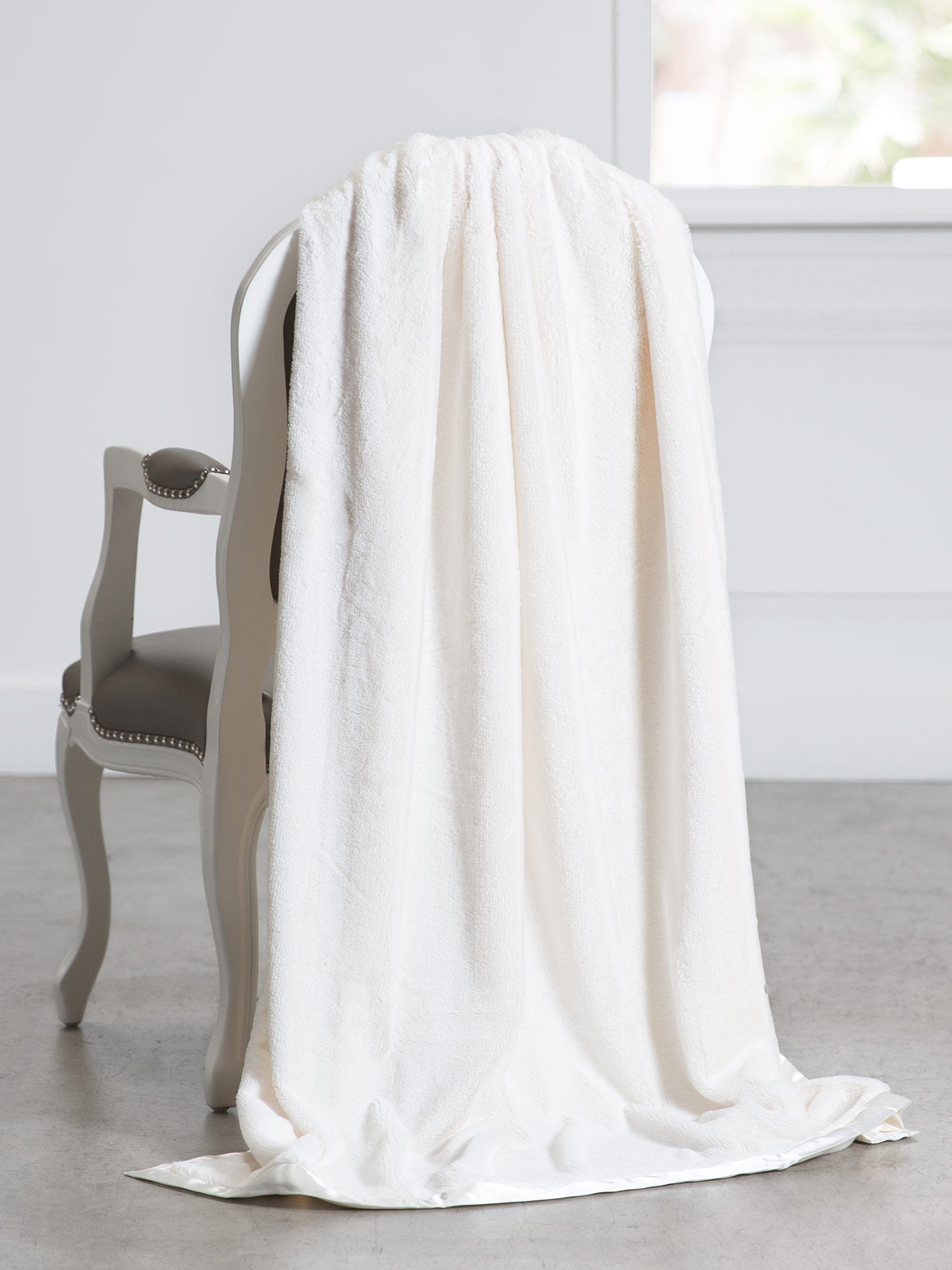 Luxe™ Throw Blanket | Luxurious & Beautiful Throw - Little Giraffe